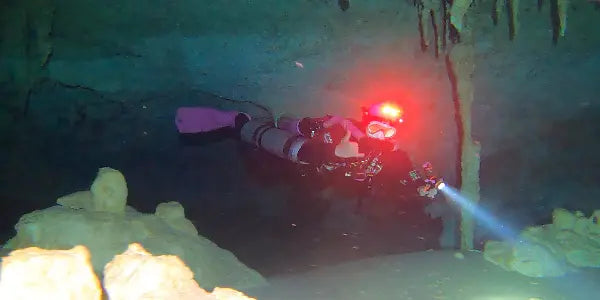 How to Signal with Dive Lights: Communication Underwater